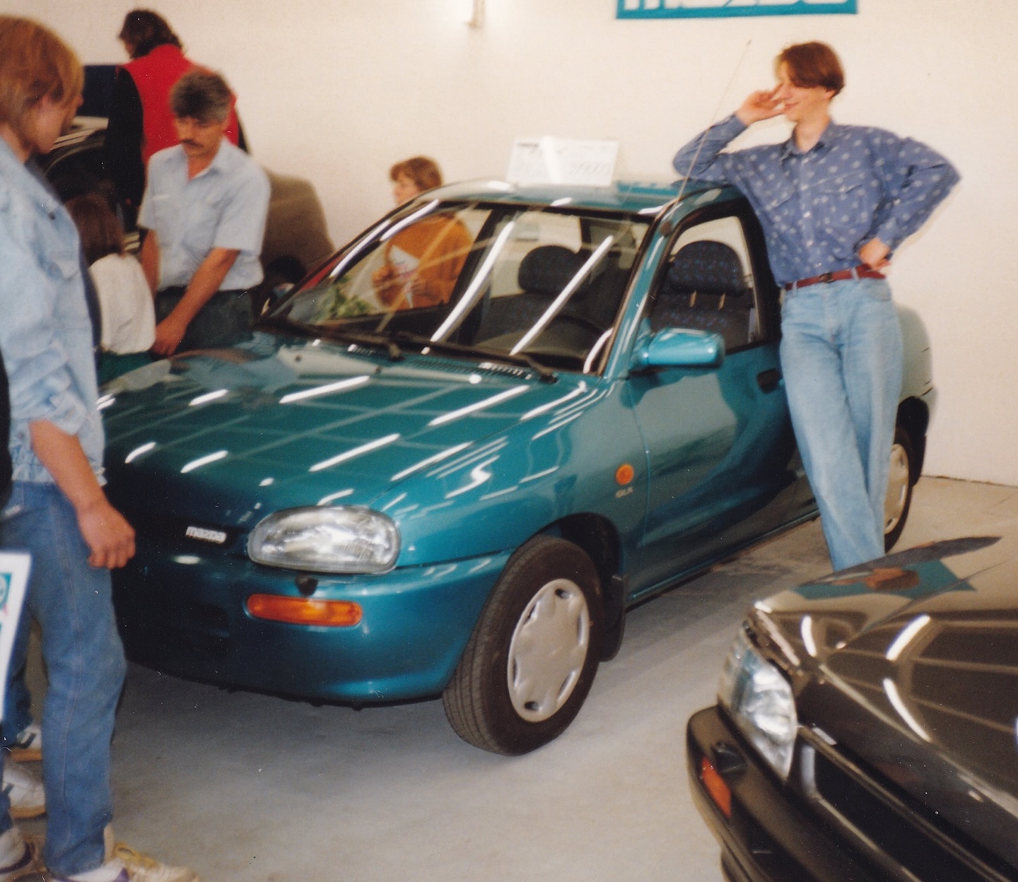 NOVÁ MAZDA 121 V AUTOSALONU (1993)